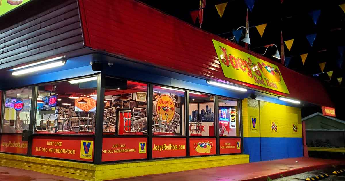 One Of Illinois' Most Iconic Restaurants Is A Hot Dog Stand With $10 Meals