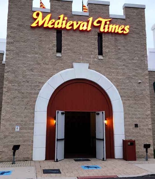 illinois mindblowing medieval restaurant ftr