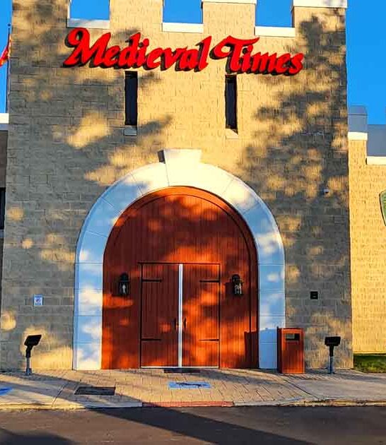 illinois restaurant medieval themed ftr