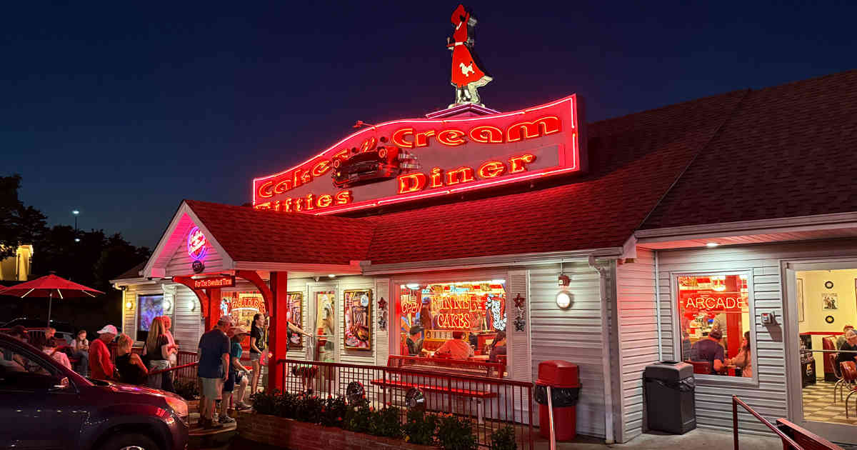 This Kitschy Little Diner In Missouri Is A Total Blast From The Past