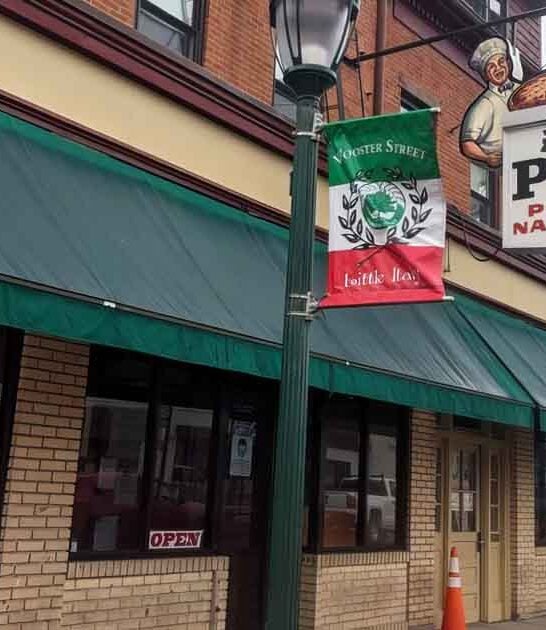The Legendary Connecticut Pizzeria That A-Listers Have Been Obsessed With For Decades