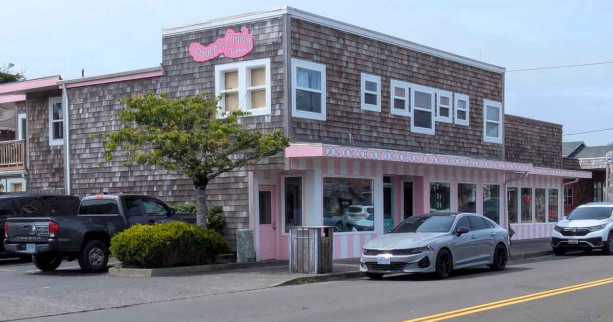 This Magical Candy Store In Oregon Is Straight Out Of Willy Wonka's ...
