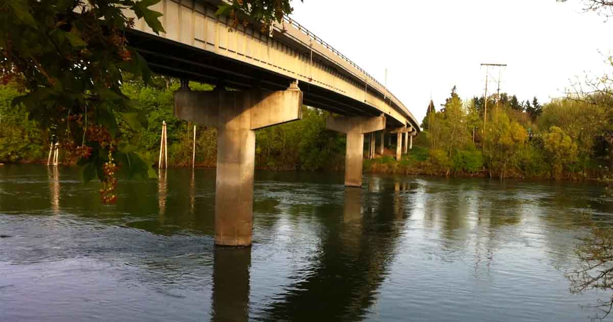 Take This Breathtaking 1.5-Mile Riverwalk In Oregon For Views You'll ...