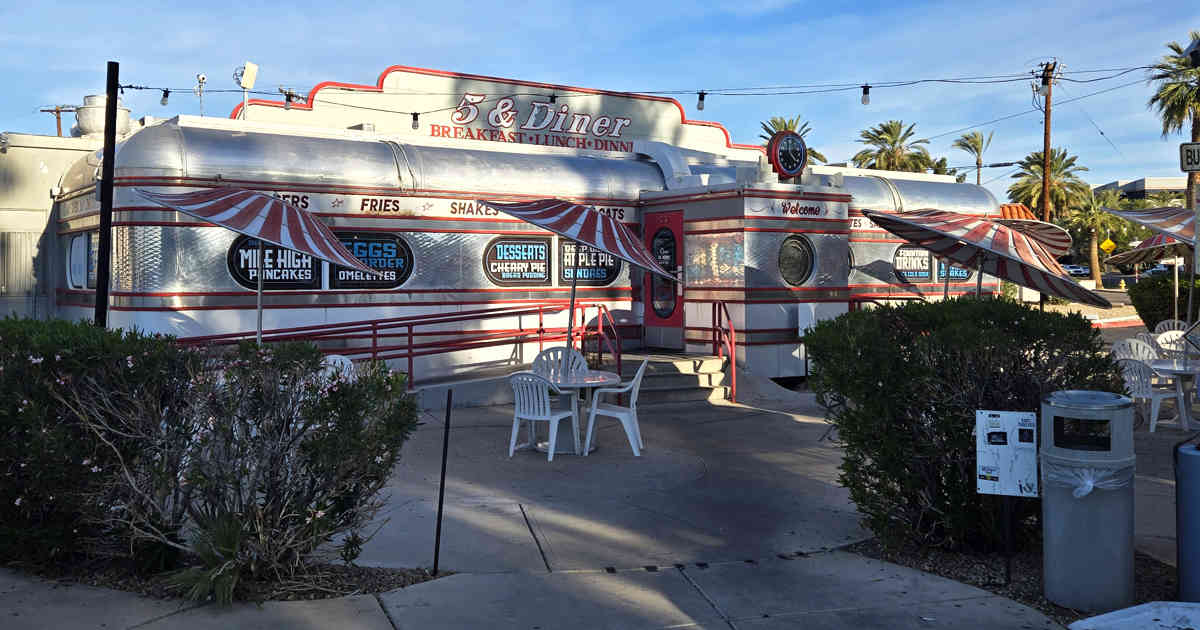 This Nostalgic 50s-Themed Restaurant In Arizona Will Take You Back In Time