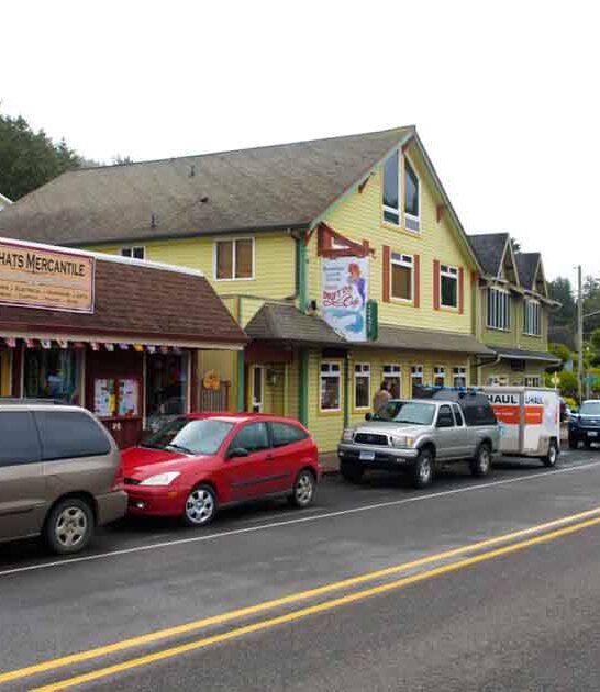 oregon town tourist crowds ftr