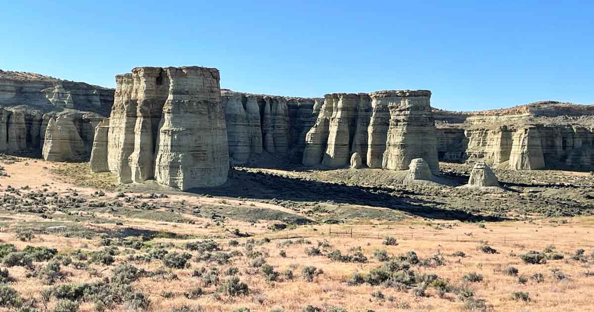 These Otherworldly Rock Formations In Oregon Look Like They Belong On ...
