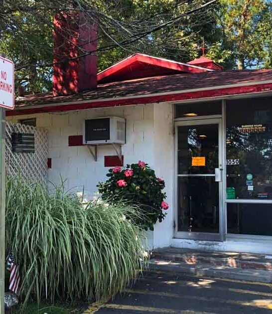 The Charming Retro Diner In Connecticut That’s Frozen In Time