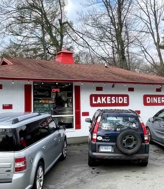 This Tiny Retro Diner On A Pond In Connecticut Is Worth The Trip