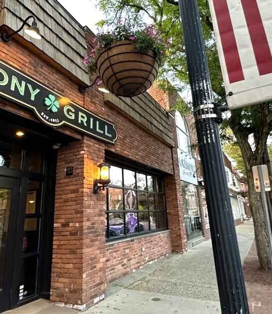 The Spiciest Pizza In Connecticut Can Be Found At This Beloved Neighborhood Restaurant