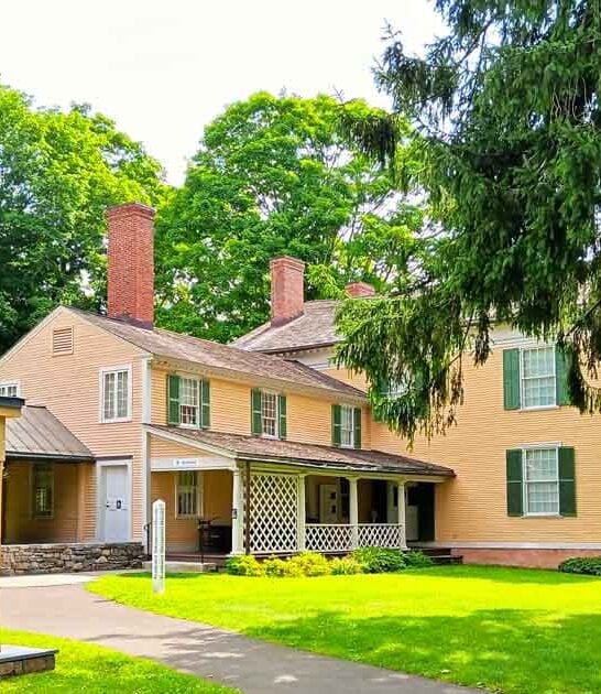 The Stunning 12-Acre Estate In Connecticut Where Painters Left Thank-You Notes On The Walls