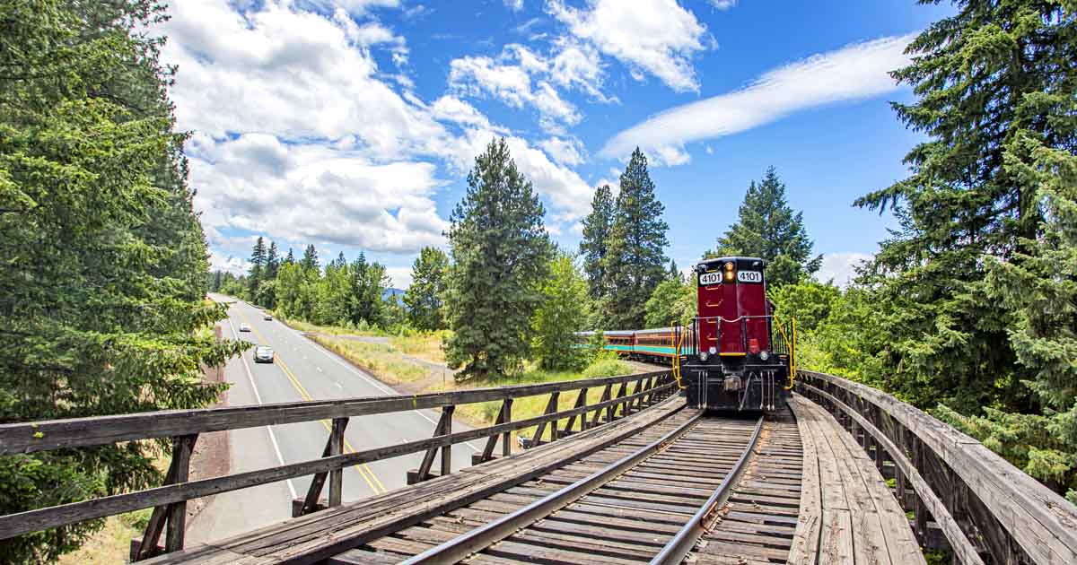 This Little-Known Train Ride In Oregon Is The Most Enchanting ...