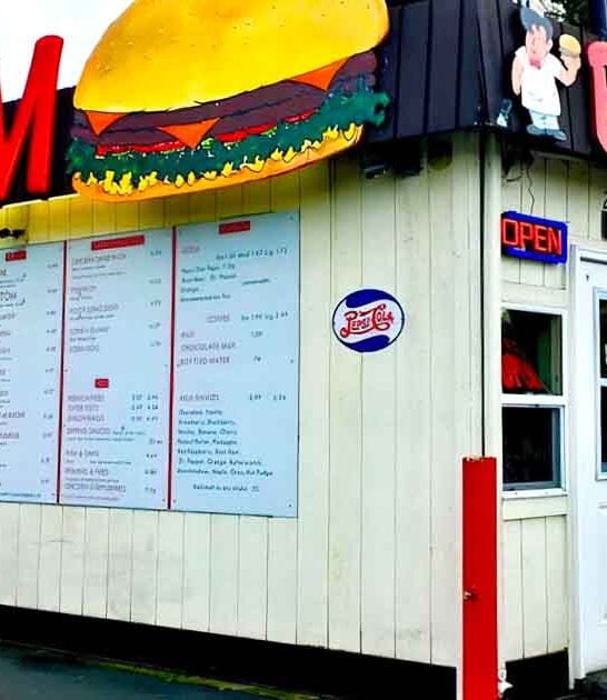 Washington Locals Swear This Iconic Restaurant Serves The State&rsquo;s Best Massive Cheeseburgers