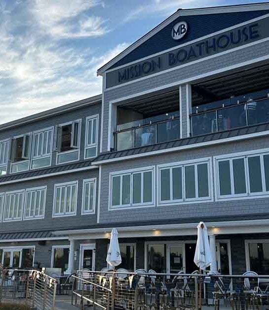 waterfront restaurant delightful massachusetts ftr
