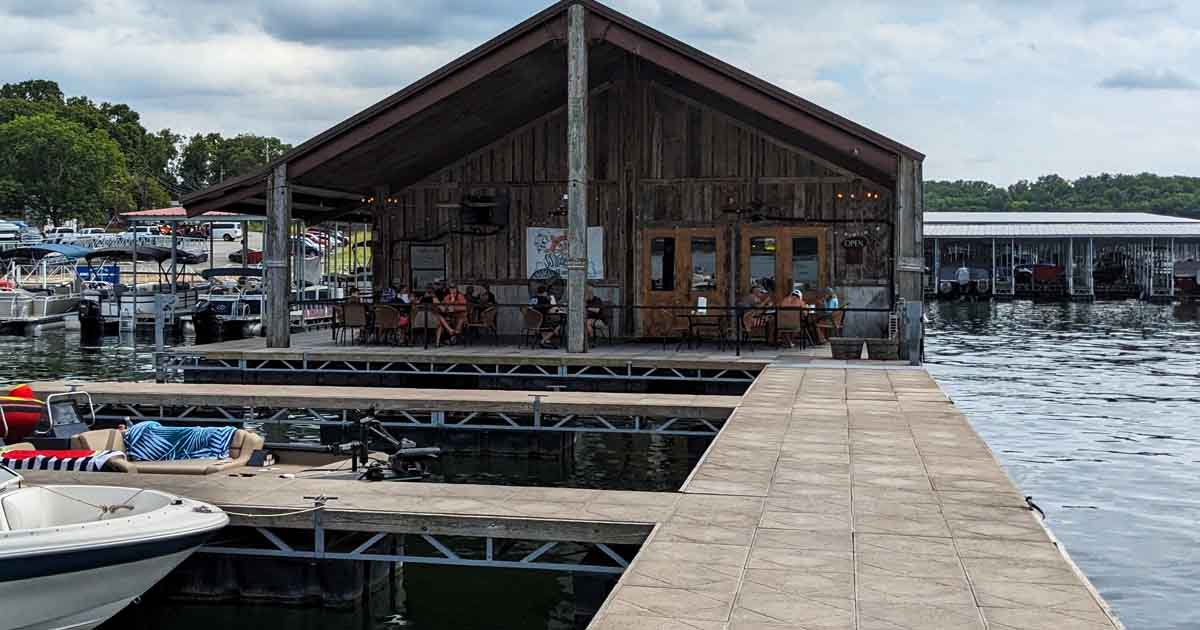 This Waterfront Restaurant In Missouri Is Worth Every Mile