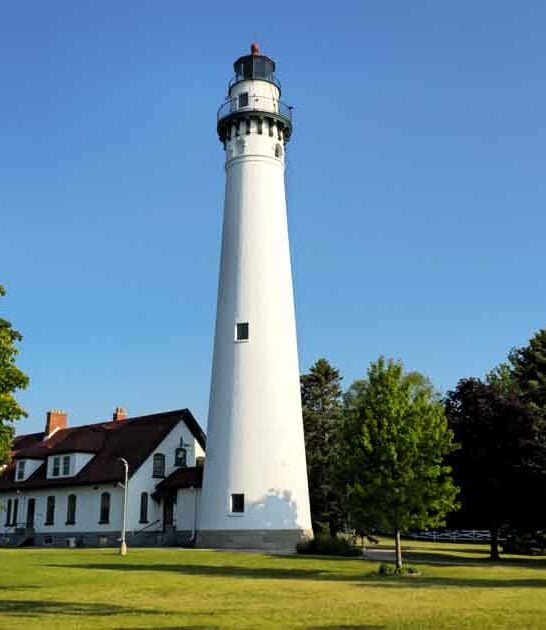 10 Enchanting Wisconsin Lighthouses That Look Like They&rsquo;re Straight Out Of A Painting