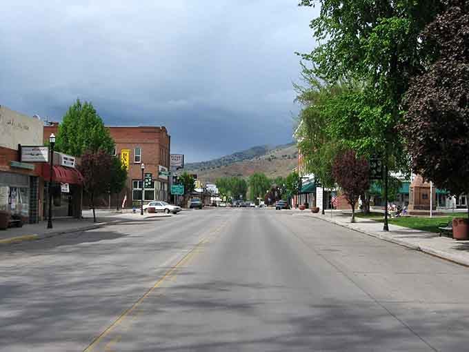 Wide streets, mountain backdrop, and that small-town charm that makes you slow down and breathe deep.