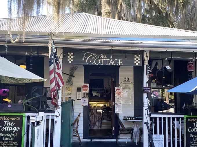 When your caf&eacute; looks this inviting, you don't need a marketing budget, just let people walk by with cameras.