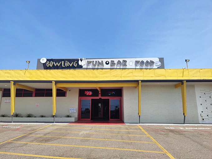 That exterior color scheme isn't whispering, it's shouting "Come have fun!" and honestly, we're listening.