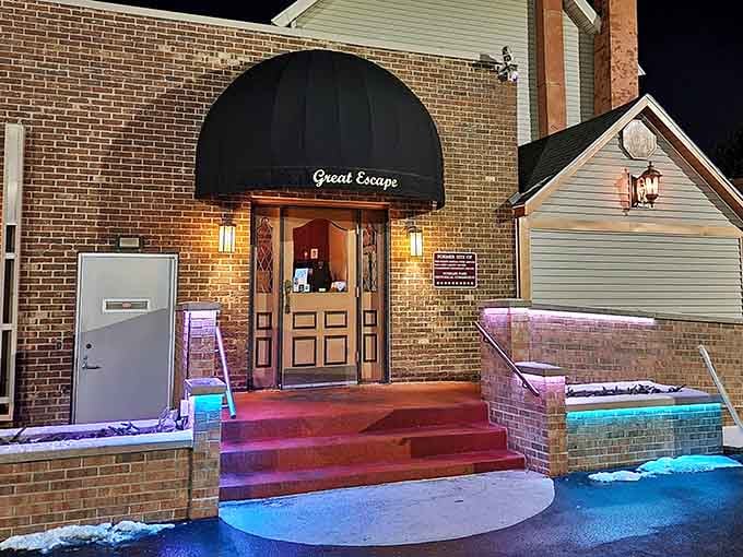 That welcoming entrance practically whispers "come in, the ghosts are friendly and the steaks are phenomenal."