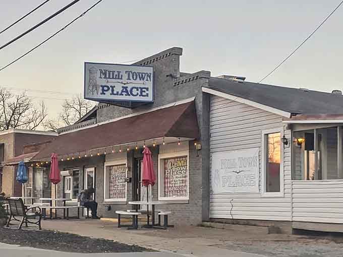 That vintage sign beckons like a lighthouse guiding hungry souls to breakfast salvation in small-town South Carolina.