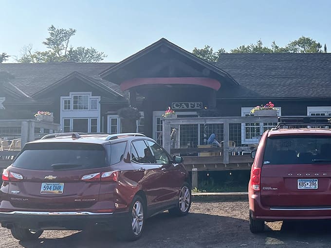 That parking lot isn't lying: when locals and tourists unite in their quest for pie, you know you've found something special.