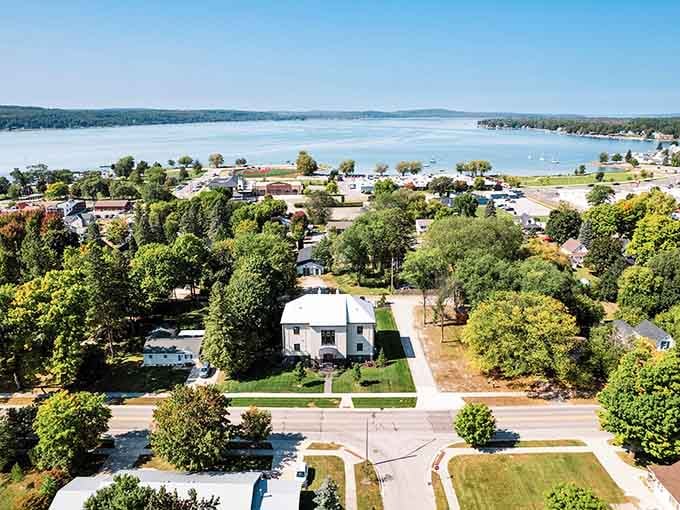 Tree-lined streets leading straight to sparkling water, proving that good town planning never goes out of style.