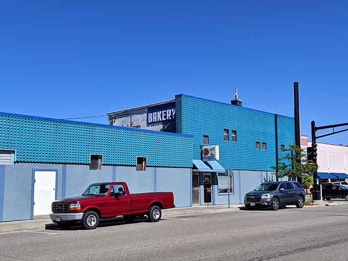 That distinctive turquoise exterior isn't just eye-catching, it's basically a beacon calling carb lovers from miles around Alexandria.
