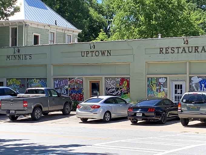 When the parking lot's this full at lunchtime, you know the locals have spoken loud and clear.