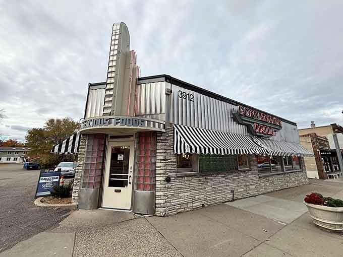 That Art Deco tower reaches for the sky like a chrome-plated exclamation point announcing burger excellence below.
