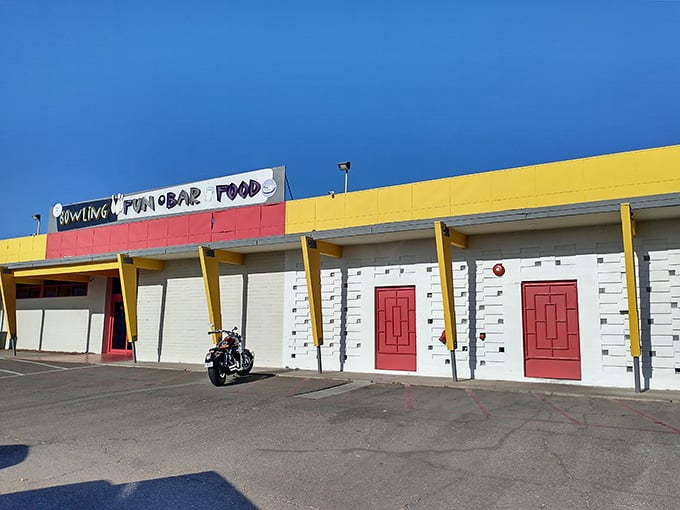 That exterior color scheme isn't whispering, it's shouting "Come have fun!" and honestly, we're listening.