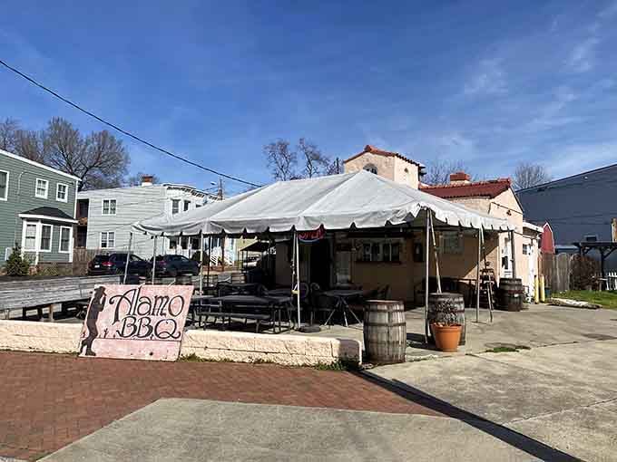 That hand-painted sign and tent-covered seating area might not scream fine dining, but the ribs definitely scream perfection.