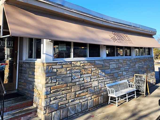 Stone facade, white bench, American flags: this is where breakfast dreams become delicious reality.