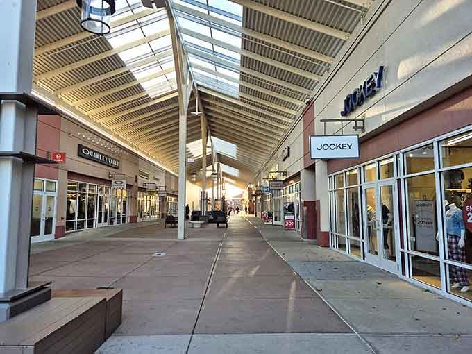 Those covered walkways mean you can shop in comfort regardless of what Illinois weather throws at you.