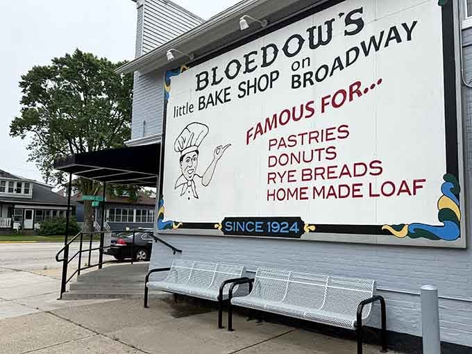 That hand-painted sign has been welcoming donut pilgrims since 1924, and it's still the best billboard in town.