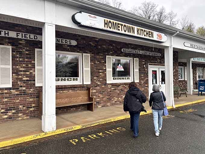 That unassuming exterior hides breakfast magic that'll make you question every fancy brunch spot you've ever visited.