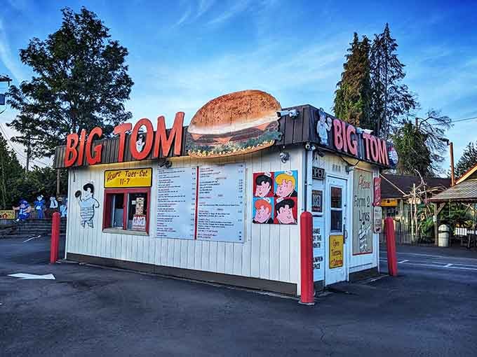 That oversized burger sculpture has been guiding hungry travelers to happiness since before GPS was invented.