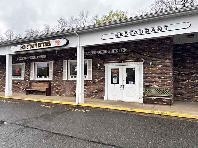 That unassuming exterior hides breakfast magic that'll make you question every fancy brunch spot you've ever visited.