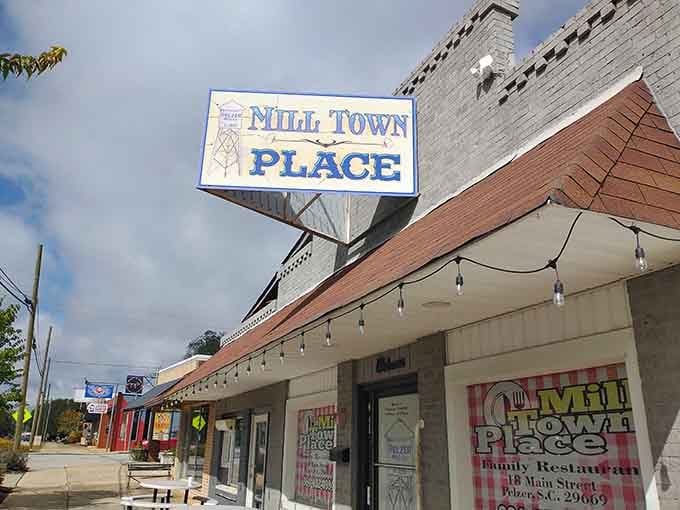 That vintage sign beckons like a lighthouse guiding hungry souls to breakfast salvation in small-town South Carolina.