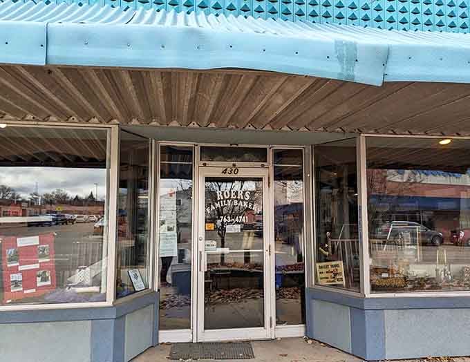 That distinctive turquoise exterior isn't just eye-catching, it's basically a beacon calling carb lovers from miles around Alexandria.
