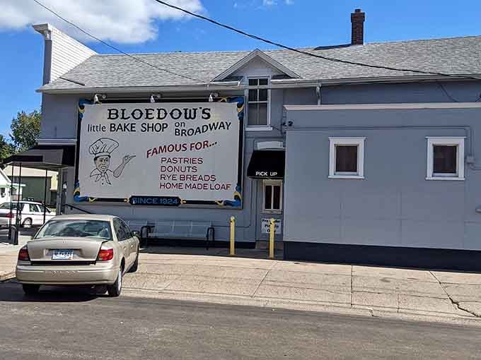 That hand-painted sign has been welcoming donut pilgrims since 1924, and it's still the best billboard in town.