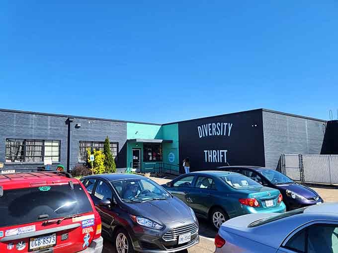 That turquoise and gray exterior isn't just eye-catching, it's practically waving you down from the street.