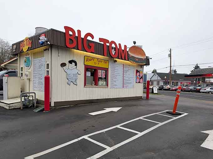 Small building, massive flavor, and a giant burger hat that makes this place impossible to miss.