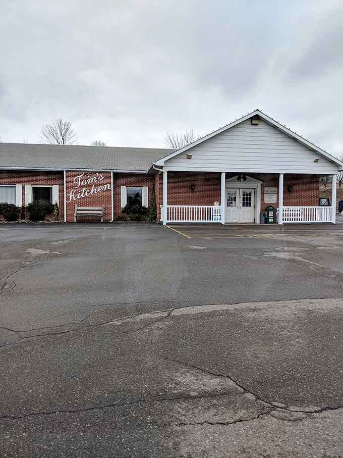 That unassuming brick facade hides breakfast magic that'll make you question every fancy brunch spot you've ever visited.