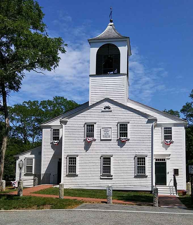 First Congregational Parish's classic New England architecture stands as a testament to timeless community and faith traditions.
