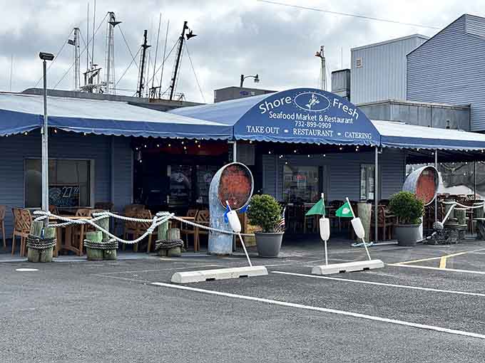 Those decorative fish cutouts and marina masts in the background remind you that your seafood practically swam here this morning.