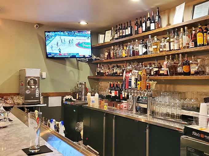 That well-stocked bar with wine bottles lining the shelves means your pizza can have the perfect liquid companion.
