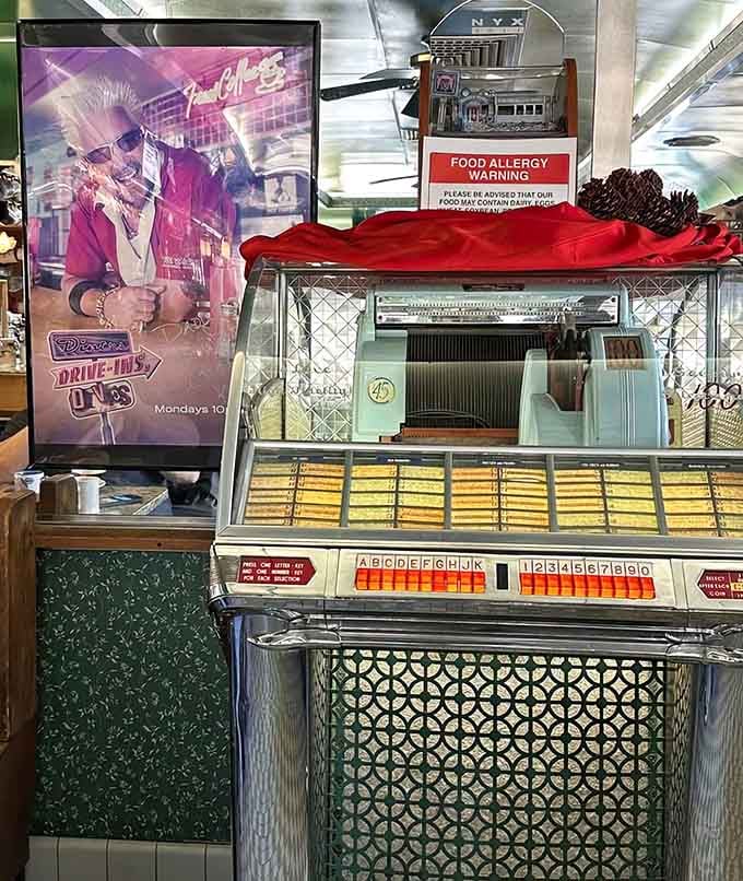 A working jukebox adds the perfect soundtrack to your meal, like dining in a Norman Rockwell painting.