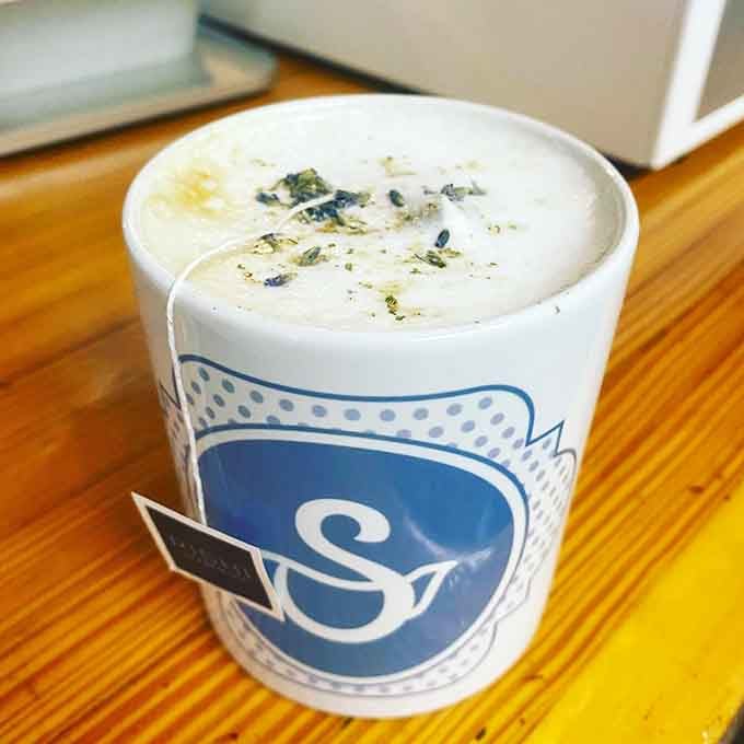 A London Fog in a branded cup proves that even tea-to-go can be done with style and proper British flair.