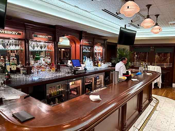 The polished bar area invites pre-dinner cocktails and post-work unwinding in sophisticated Chicago steakhouse style.