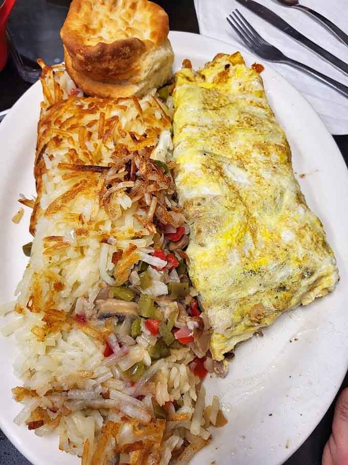 A Philly cheesesteak omelet with perfectly golden hash browns proves that breakfast innovation is alive and well in Missouri.